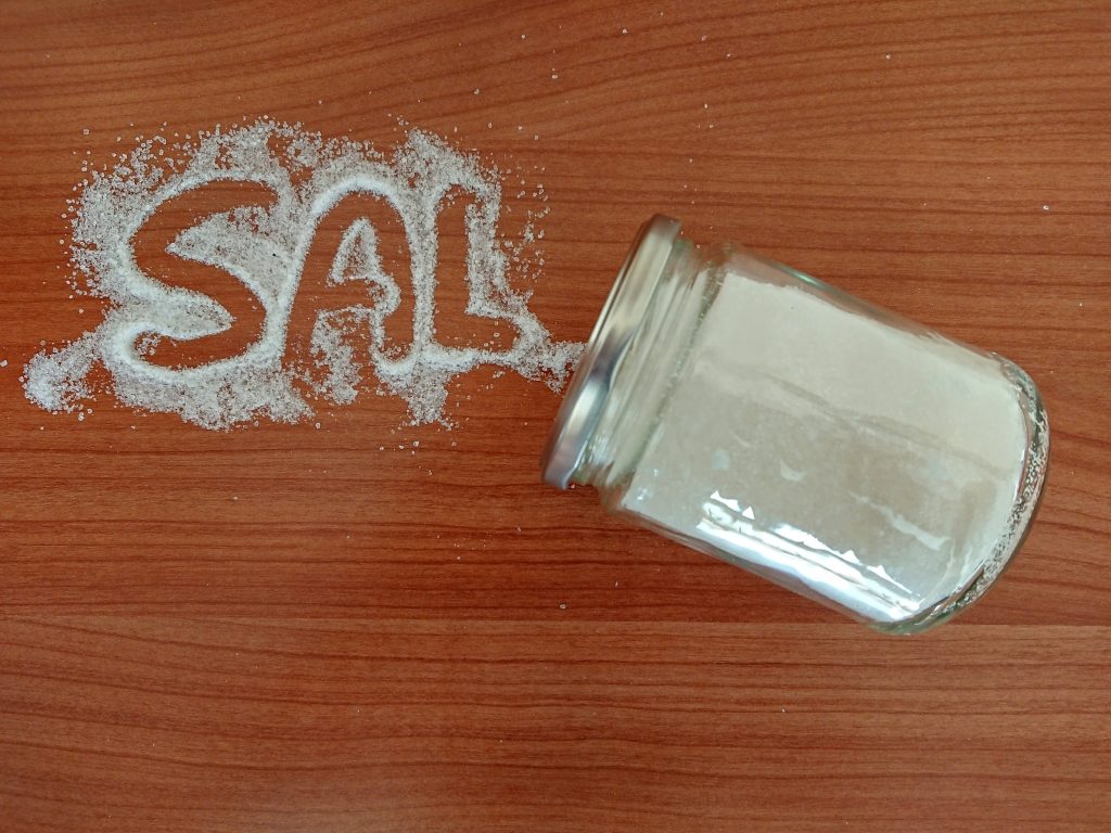 Cómo hacer un salero con un bote de cristal | Blog entrehuellas.top